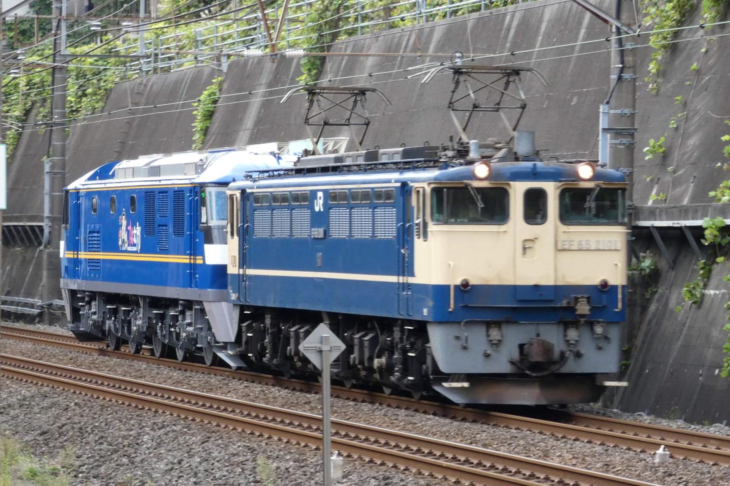 EF210 326 新鶴見へ甲種輸送 – 4号車の5号車寄り