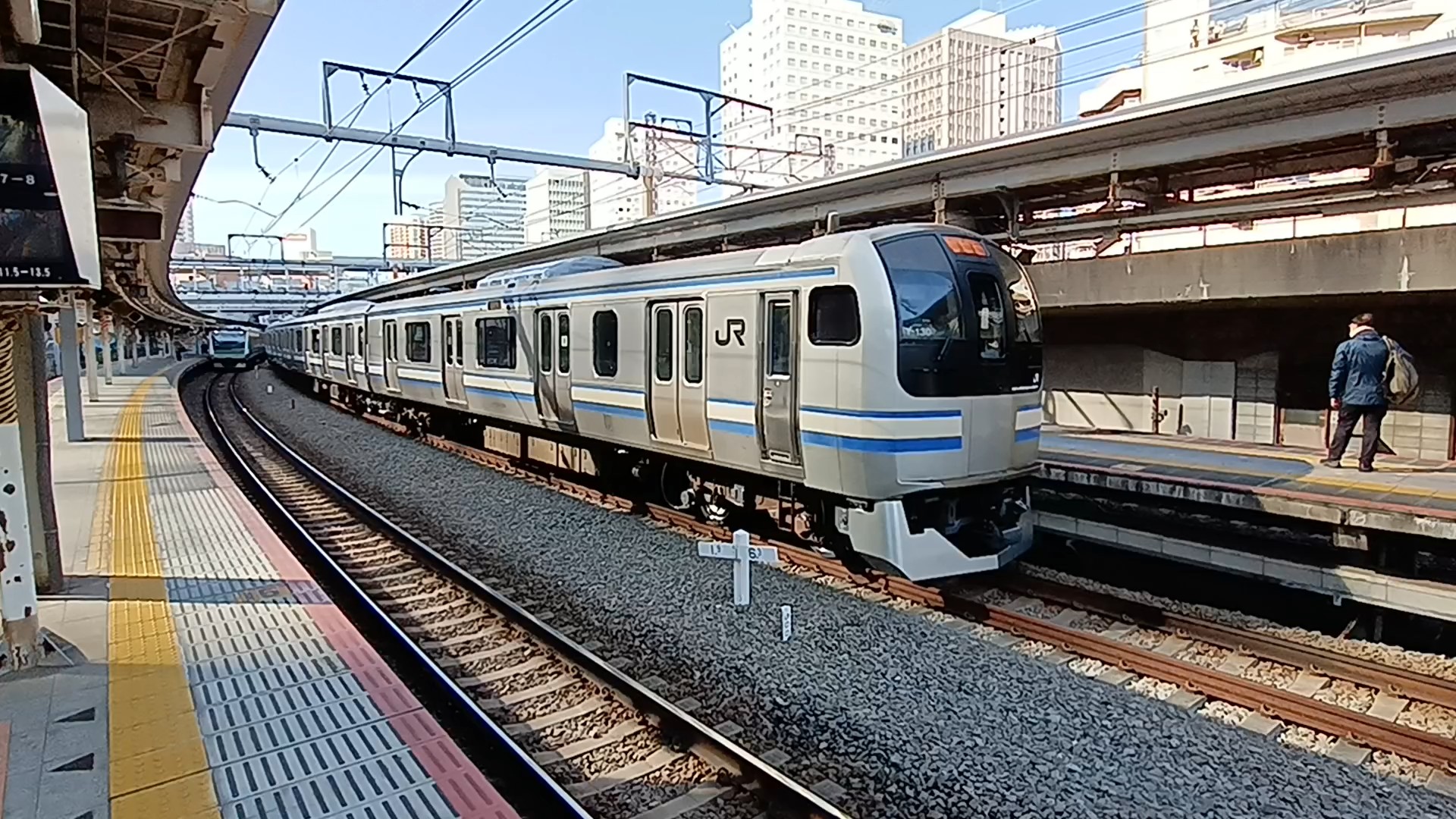 E217系クラY-130編成 東京出場（2023/02/09） – 4号車の5号車寄り